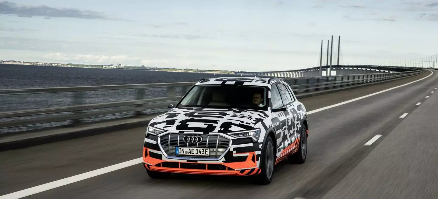 Le prototype Audi E Tron sur le pont de l'Öresund