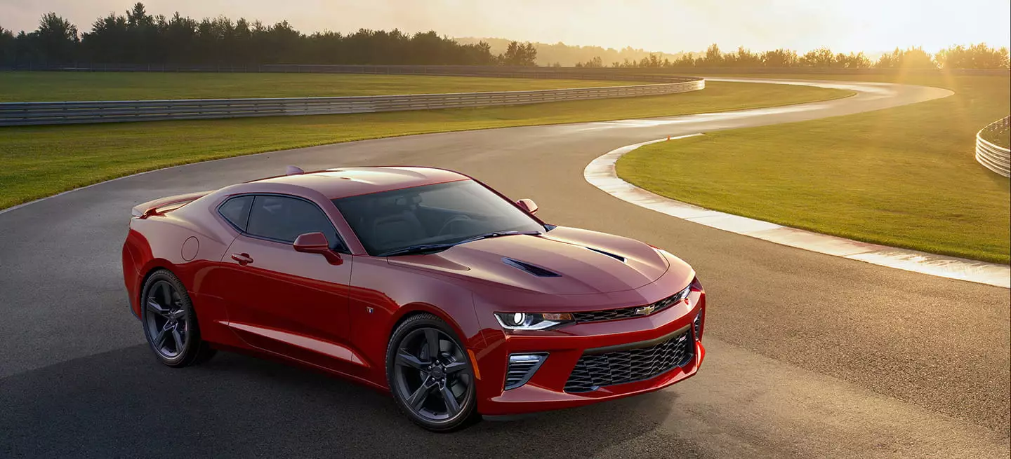 „Chevrolet Camaro 2016“: tai oficialus! 5 ateities raumeninio automobilio rakteliai pagal „Chevrolet“.