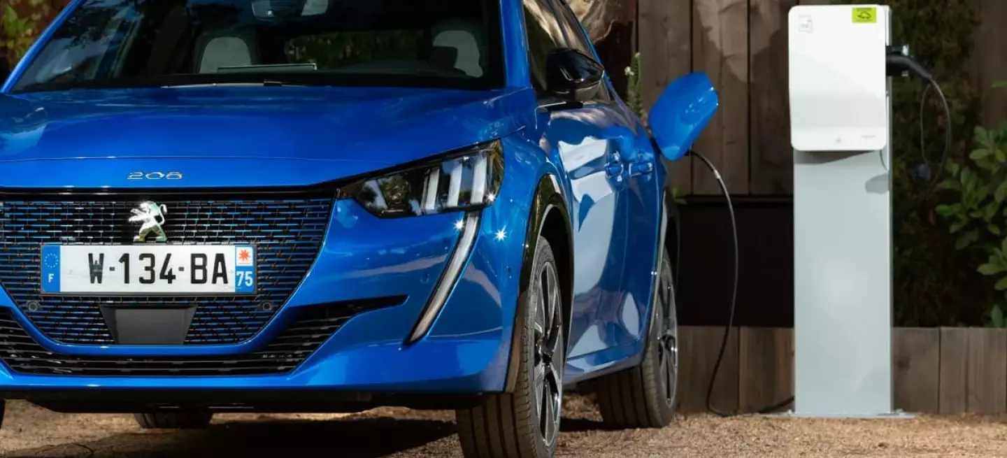 Peugeot E 208 ரீசார்ஜ் வால்பாக்ஸ் 01