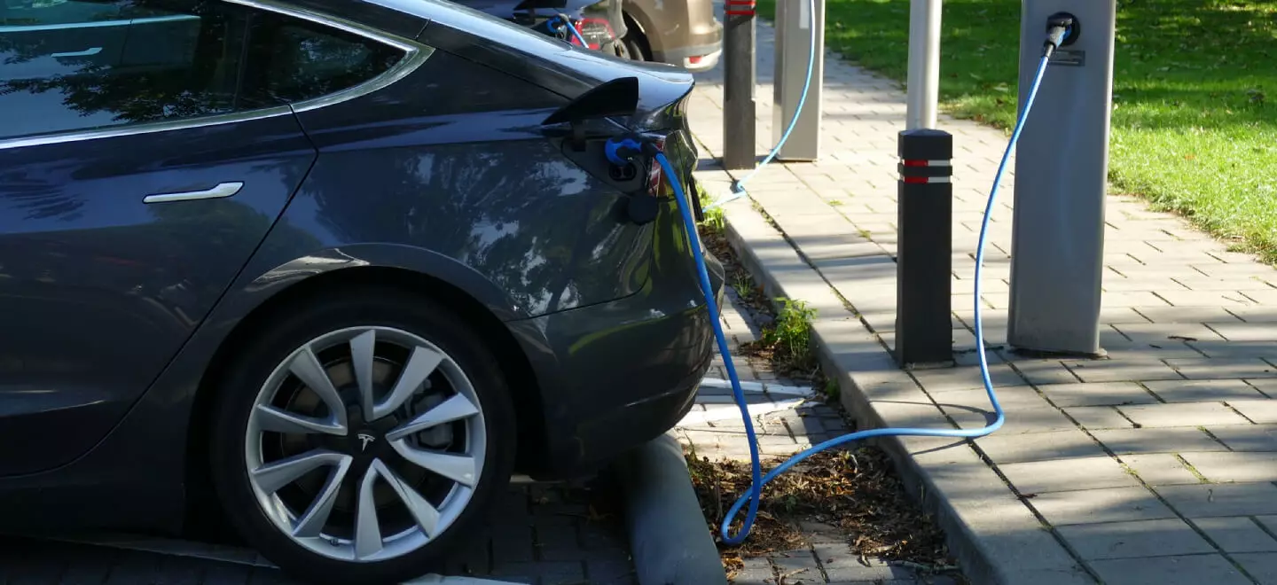 Elektresch Autoen: wéi eng Zorte vun Opluedstatiounen ginn et?