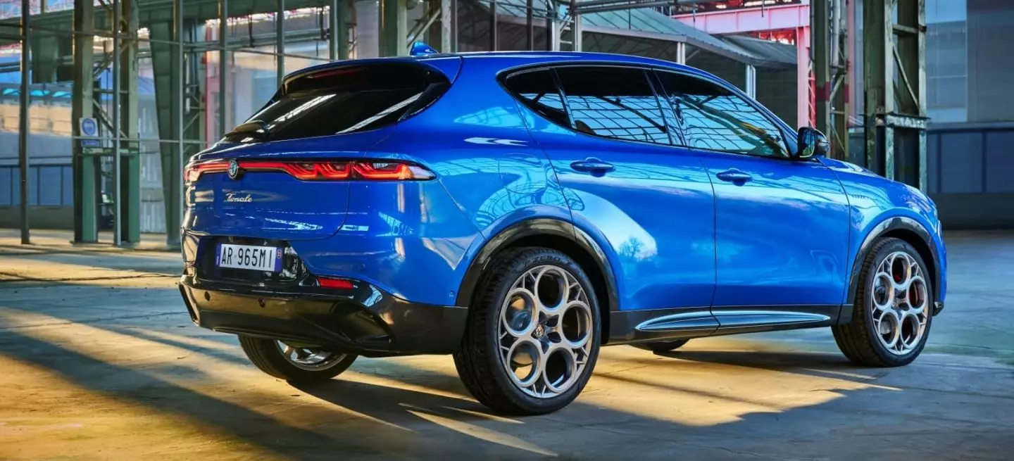 Alfa Romeo Tonale 2022 Biru 10