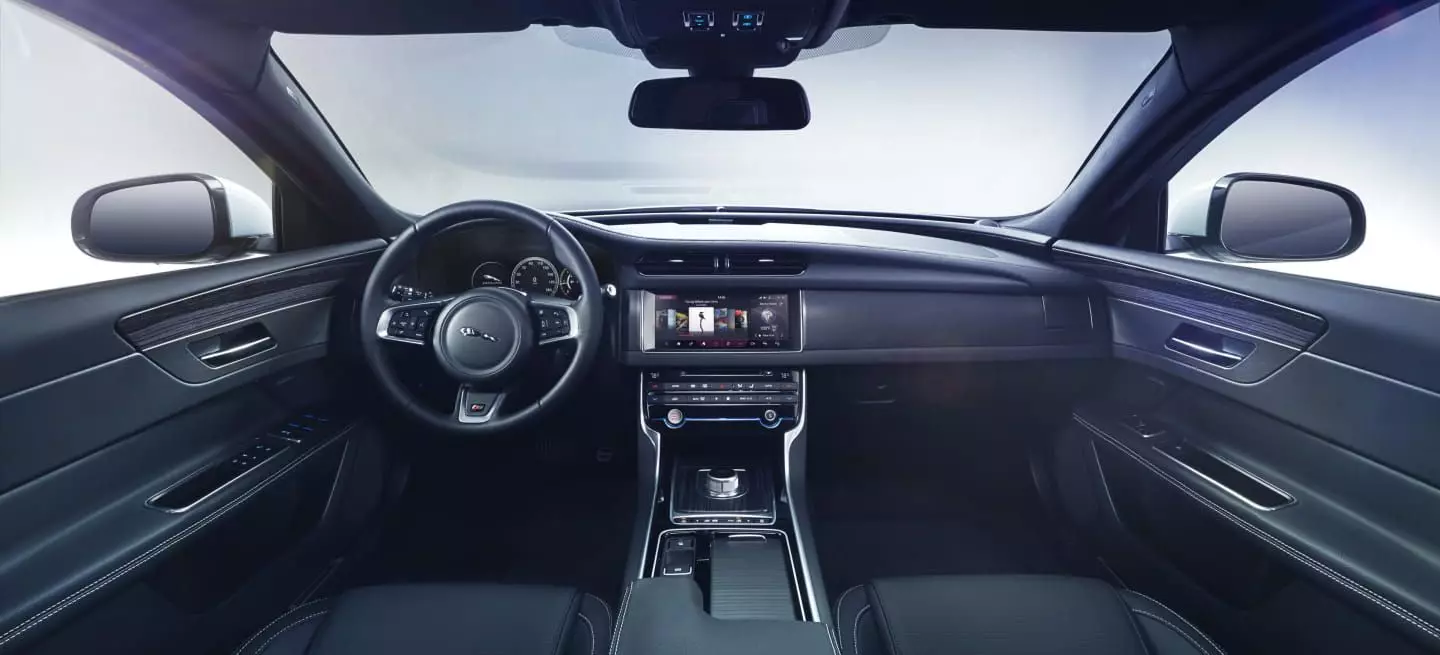 jaguar_XF_2015_DM_interior_preview_1