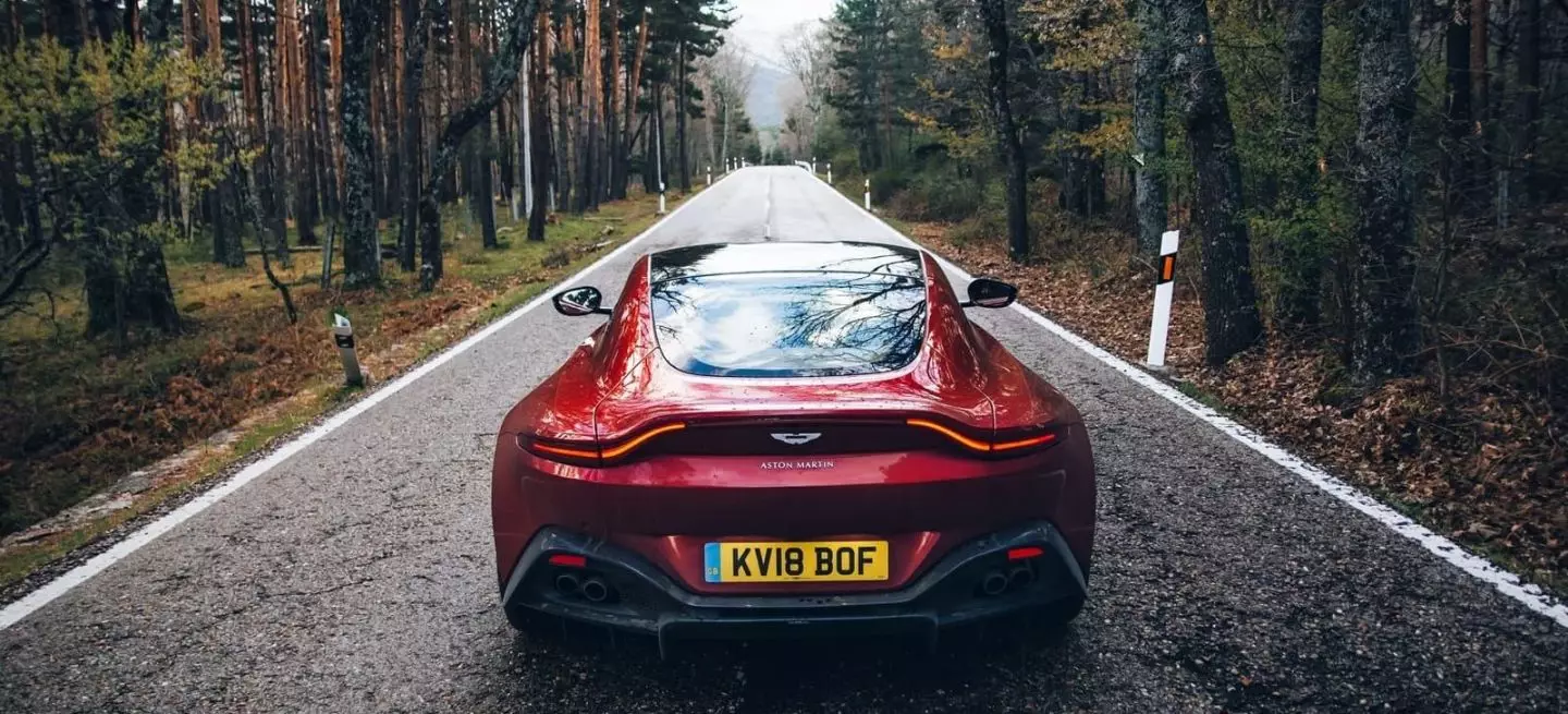 Aston Martin Vantage V8 2019 चाचणी 017