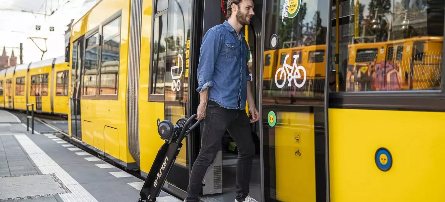 Audi Tgħaqqad E Scooter Ma Skateboard