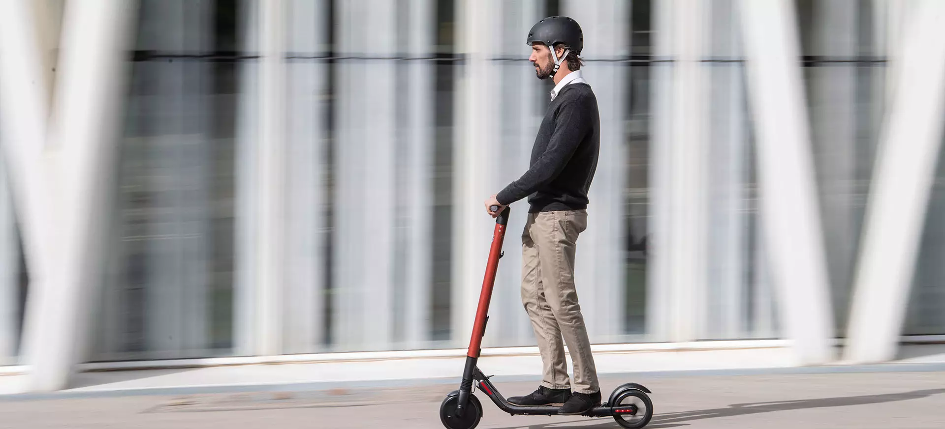 Czy DGT wymusza stosowanie kasku na skuterach elektrycznych i rowerach?