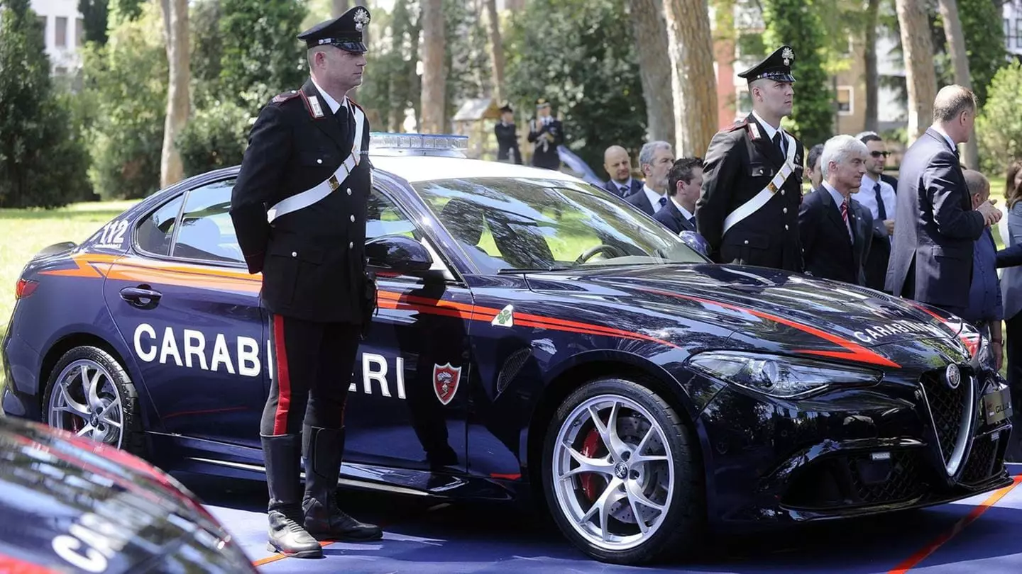 Качууга аракет кыл! Карабиньеринин премьерасы: Alfa Romeo Giulia Quadrifoglio Verde 510 CV менен