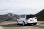 එය ප්‍රමාද විය: R-Line කට්ටලය සමඟ Volkswagen Touran සඳහා වඩාත් ආක්‍රමණශීලී පෙනුමක් 129031_2