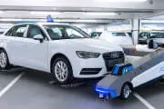 Der Ray-Roboter kehrt zur Ladung zurück und transportiert neu hergestellte Autos in Ingolstadt 129987_2