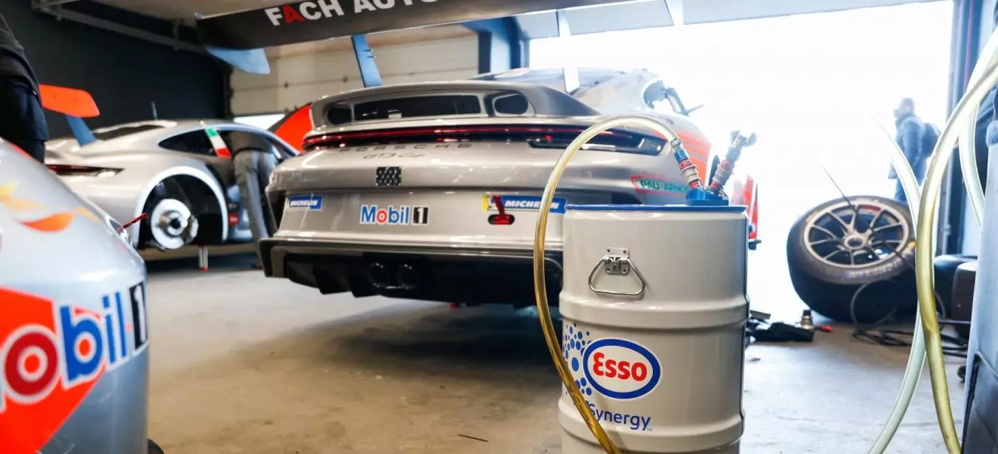 Обновливо синтетичко гориво Porsche 911 Gt3 Cup Esso