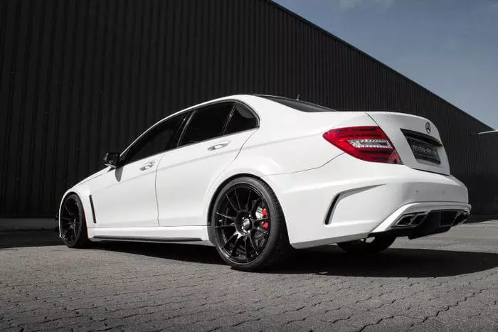 تقوم شركة Mcchip-DKR بإعداد سيارة مرسيدس C63 AMG