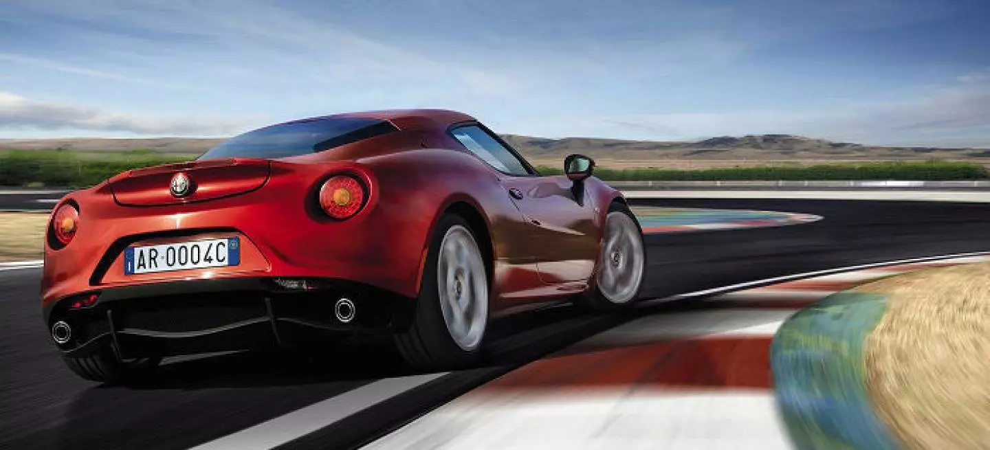 Alfa Romeo 4C: anyị na-eche ihu ụda kacha mma nke 4-cylinder dị ugbu a? 137001_1