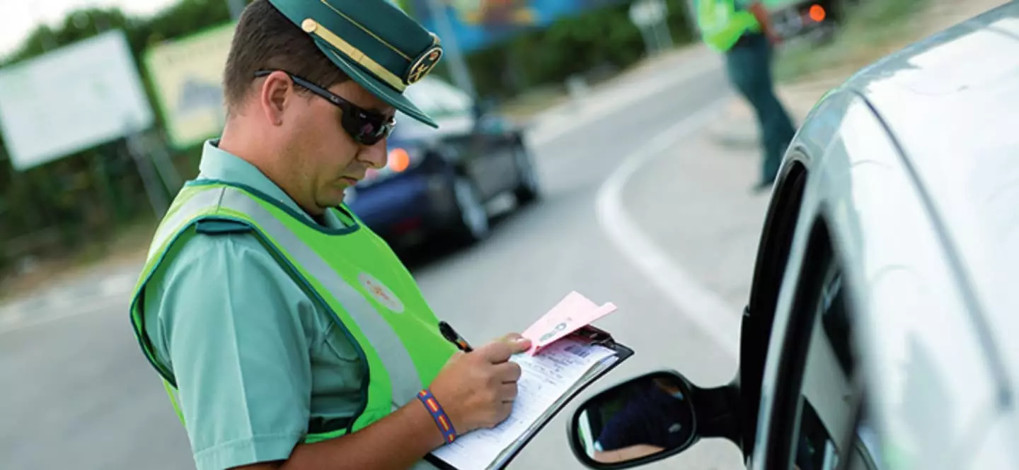 Auf Wiedersehen zu Papierstrafen, das ist die Anwendung der DGT, damit niemand von der Zahlung seiner Strafen befreit ist