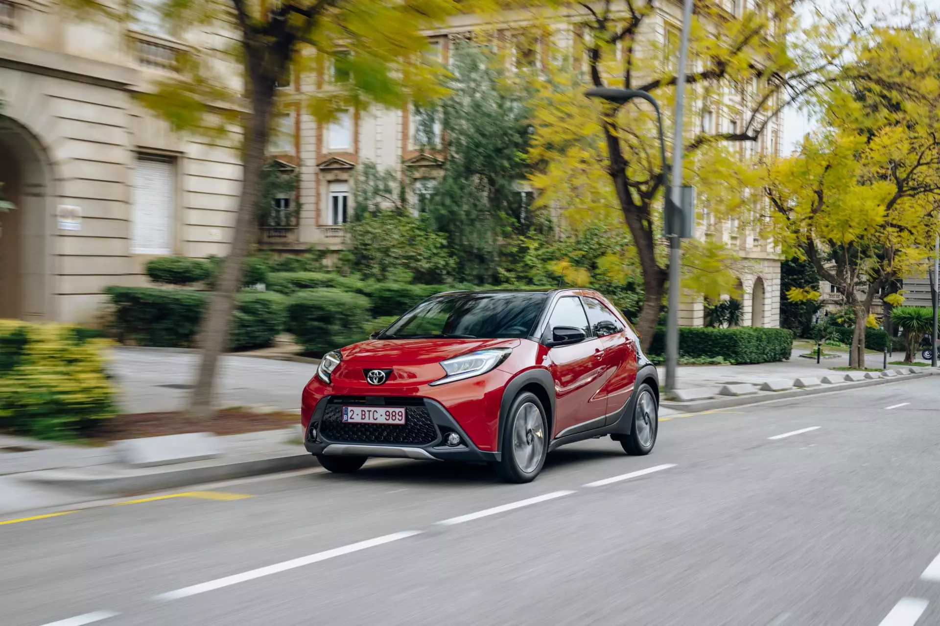 We rijden in de vernieuwde Toyota Aygo X Cross: Toyota's succesvolle gok om tegen de stroom in te gaan