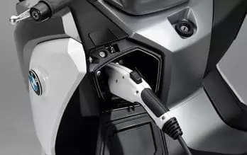 BMW C Evolution: električni maksi skuter z zmogljivostjo elektrifikacije