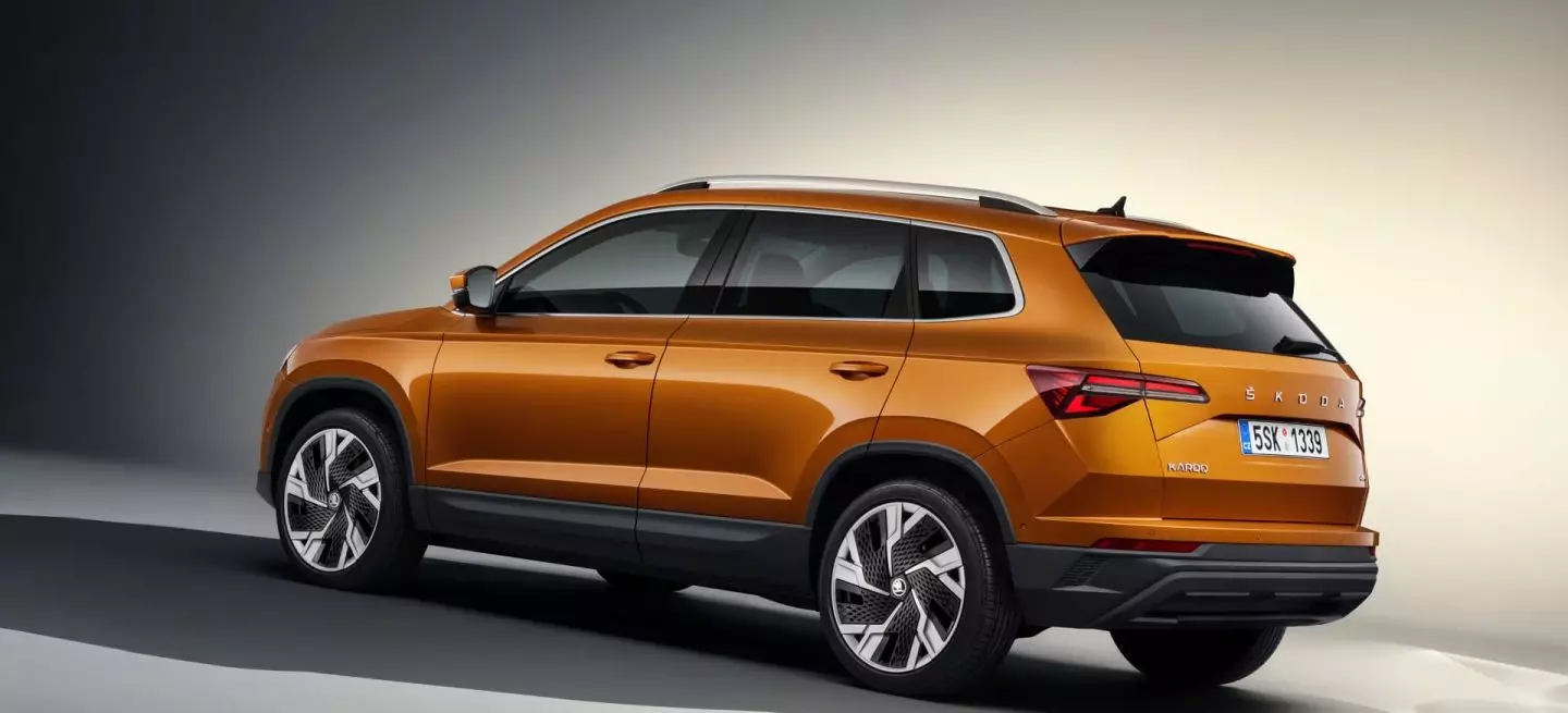 Skoda Karoq 2022 04 Ekstera Malantaŭa Oranĝo