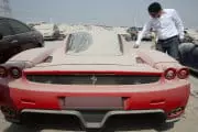 A na-ere ahịa ahịa nke Ferrari Enzo juputara na uzuzu na ájá gbahapụrụ na Dubai 146917_1