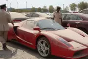 Zur Versteigerung steht der Ferrari Enzo voller Staub und Sand, der in Dubai zurückgelassen wurde 146917_2