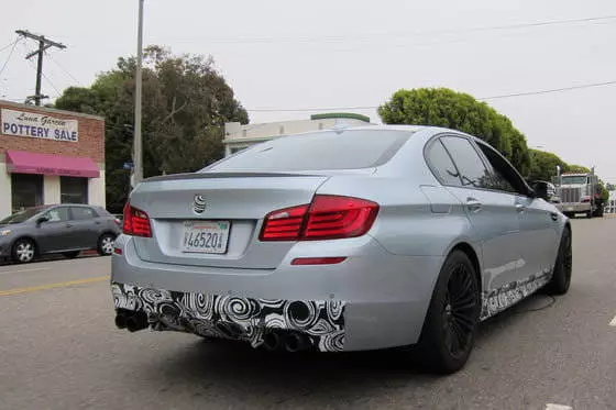 BMW M5 F10 su mechanine pavarų dėže