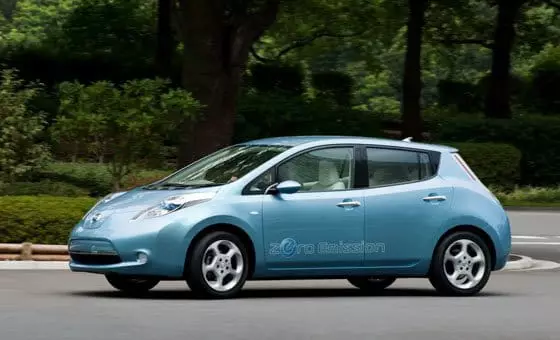 Mae'r Nissan Leaf yn cychwyn ar y droed anghywir yn yr Unol Daleithiau