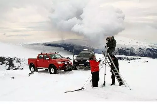 Yepamusoro Gear Inokwira Icelandic Volcano, Inoputika Maawa Gare gare