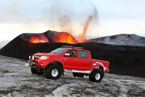 Top Gear wspina się na islandzki wulkan, wybucha kilka godzin później