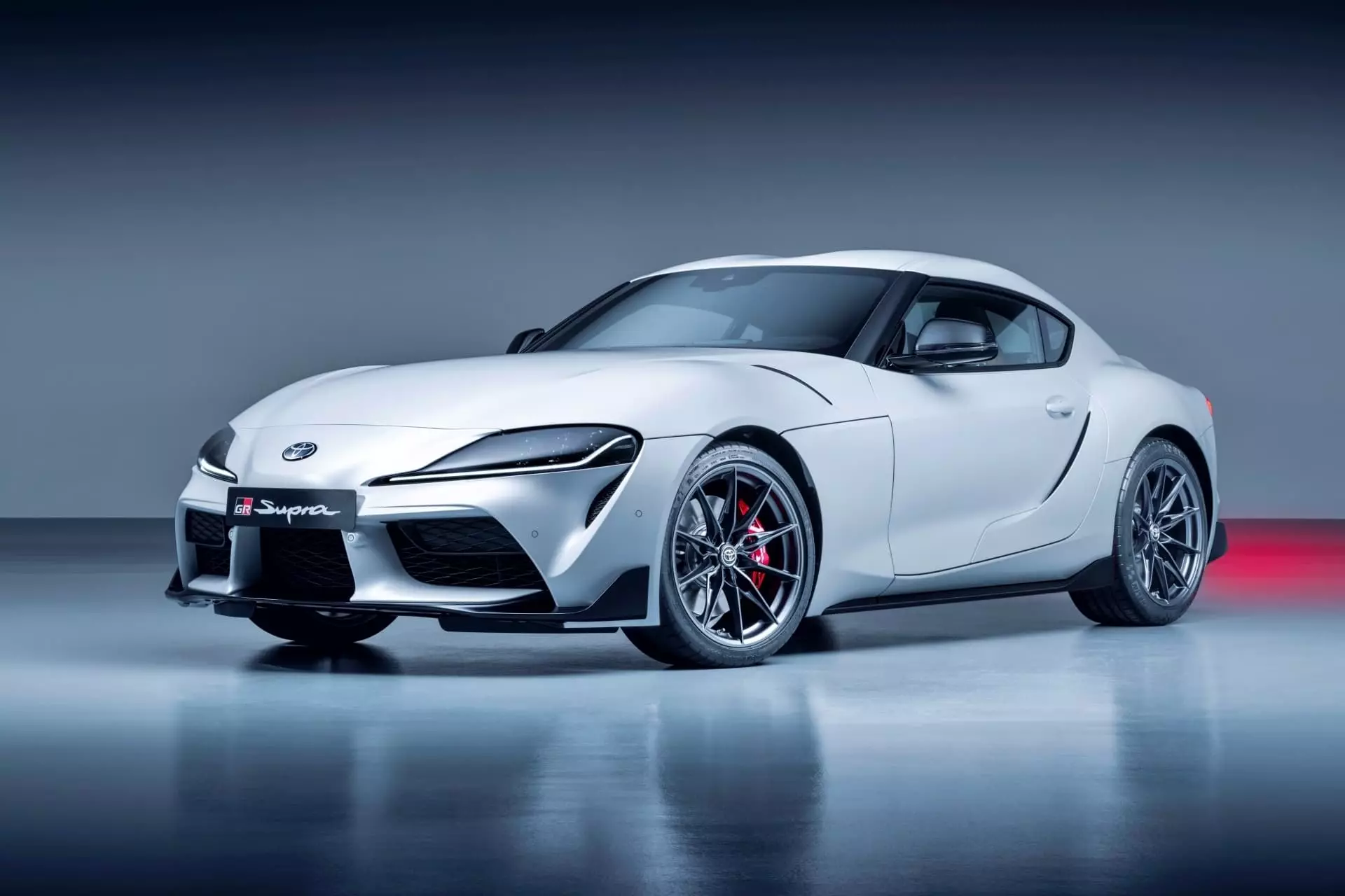 Szerencsére vagy sajnos nem a Toyota GR Supra az egyetlen kézi váltós sportautó.