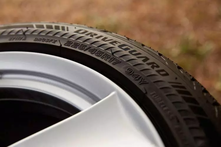 From 800 euros to reckless driving, all the fines that the DGT can give you for worn tires