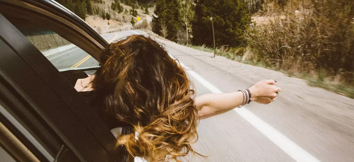 Se l'occupante di un'auto commette un reato, a chi spetta la multa: lui o il conducente?