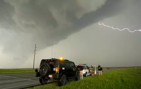 hummer h2 tornado chaser