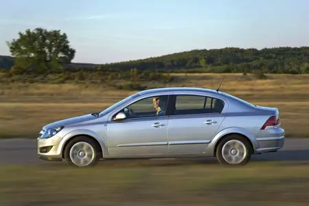 Opel Astra Sedan, yogulitsidwa koyambirira kwa 2008