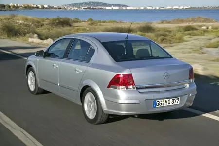 Opel Astra Sedan, yogulitsidwa koyambirira kwa 2008