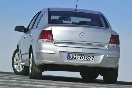 I-Opel Astra Sedan, idayiswa ekuqaleni kuka-2008