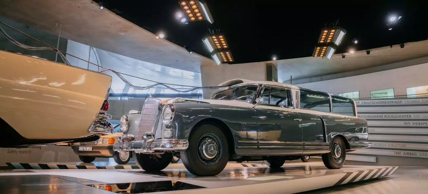 Vorne „adenauer“, Hinten Datenlabor: Mercedes Benz 300 Messwagen Von 1960 “adenauer” Di Hadapan, Makmal Data Di Belakang: Kereta Pengukur Mercedes Benz 300 Dari 1960