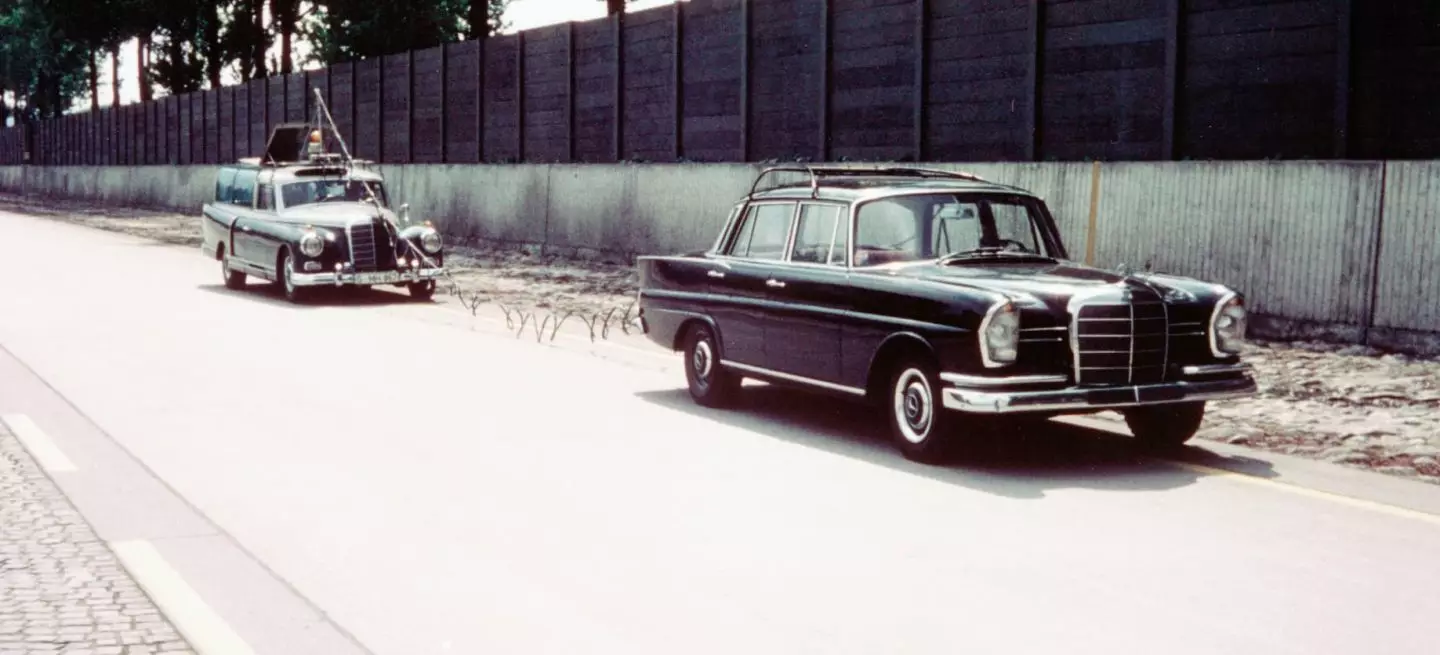 Vorne "adenauer", Hinten Datenlabor: Mercedes Benz 300 Messwagen Von 1960 "adenauer" Na ihu, Data Laboratory N'azụ: The Mercedes Benz 300 Atụ Car Si 1960