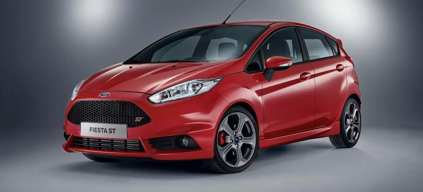 Lub Ford Fiesta ST, tam sim no nrog tsib lub qhov rooj thiab tsawg dua cov lus nug txawv txawv