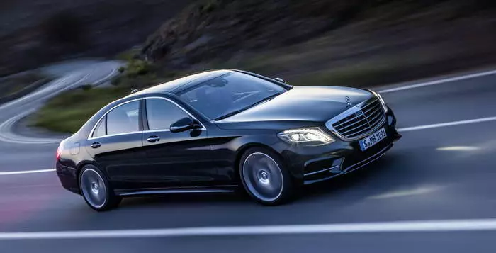 Mercedes S-Class: ღამის ხედვა ფეხით მოსიარულეთა და ცხოველების გამოვლენით [Tecmovia Laboratory]