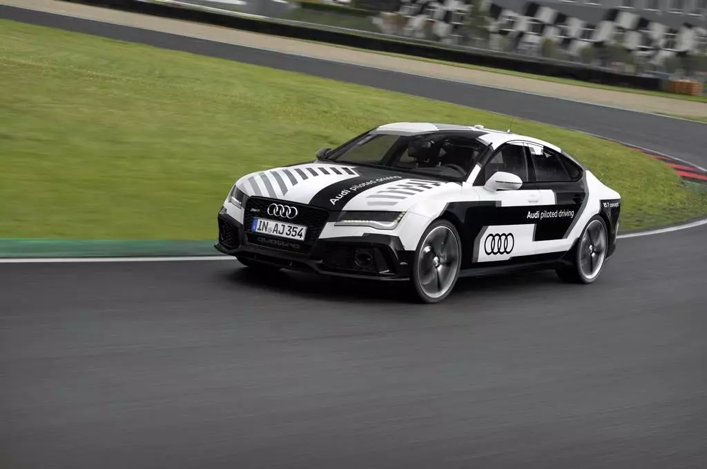 Audi RS7 piloted tsav lub tswvyim