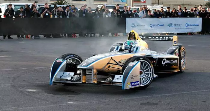 Një BMW i8 dhe karikimi me valë për makinën e sigurisë funksionojnë në Formula E 187181_2