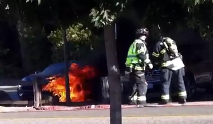 A Fisker bemutatja az új vezérigazgatót Tony Posawatzcal, amikor a második Karma egységet elhamvasztják