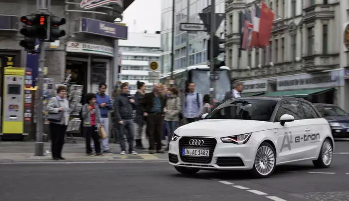 Auto che parlano ai semafori, l'impegno di Audi per Car-to-X