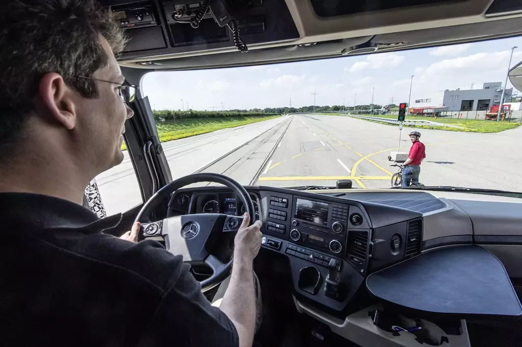 mercedes-trucks.blind spot-060914-08