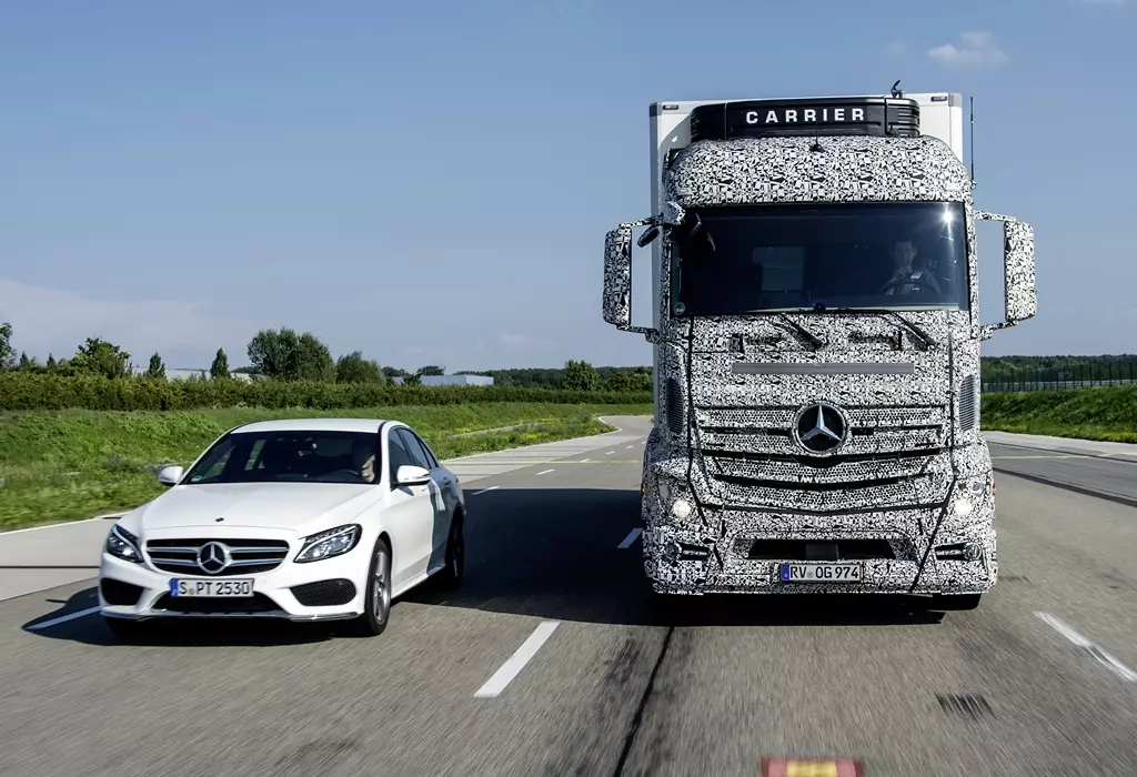 mercedes-trucks.blind-spot-060914-09