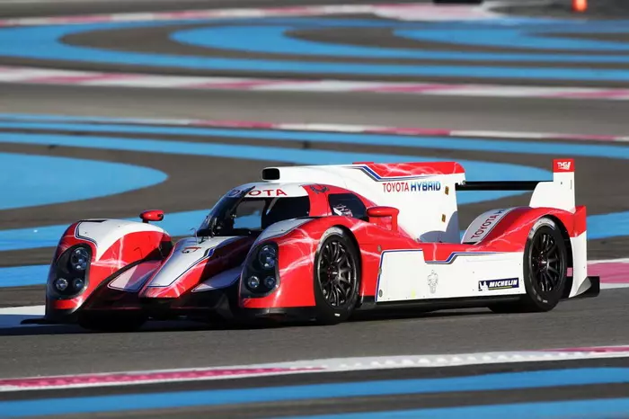 Toyota_LEMANS_2012_01