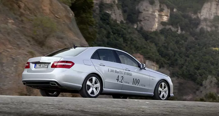 Mercedes E BlueTEC HYBRID: 4.2 l/100 km diesel ar gyfer y cwsmer Ewropeaidd