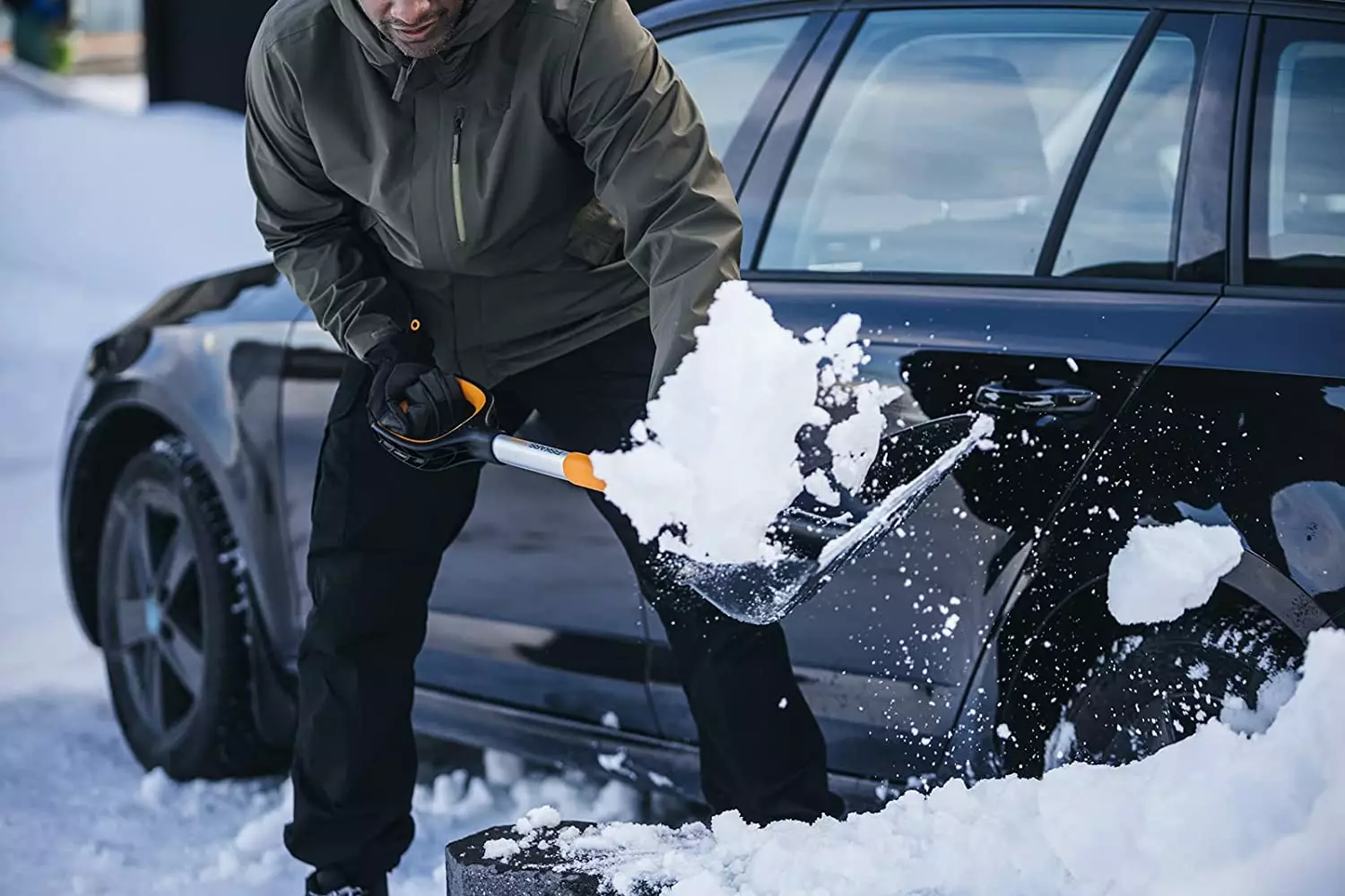 Viktiga tillbehör som du behöver ha med dig i bilen för att övervintra utan problem 20851_4