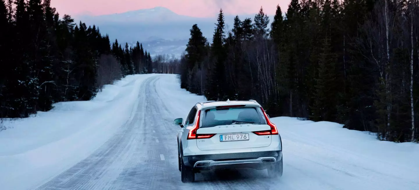 Снежны аўтамабіль з доўгай перадачай Volvo V90