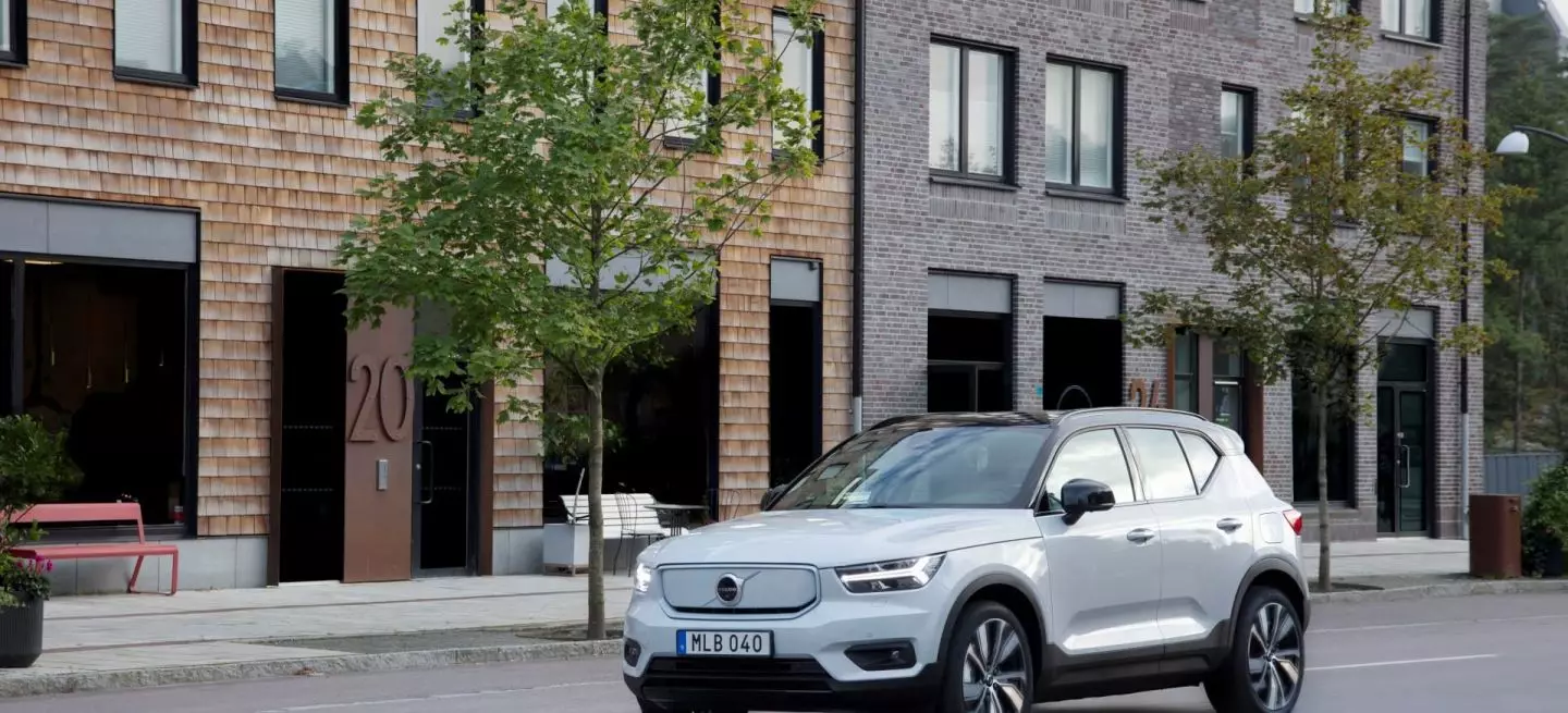 ग्लेशियर सिल्व्हरमध्ये Volvo Xc40 रिचार्ज P8 Awd