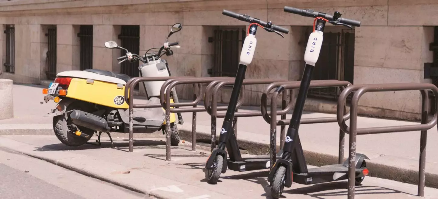 Aparcadoiro de aves para patinetes eléctricos compartidos