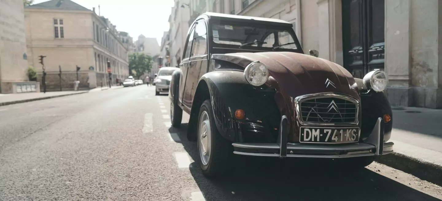 ကားရပ်ထားသော Sol Citroen 2cv ကြီးကြပ်ရေးပျက်ပြားမှု