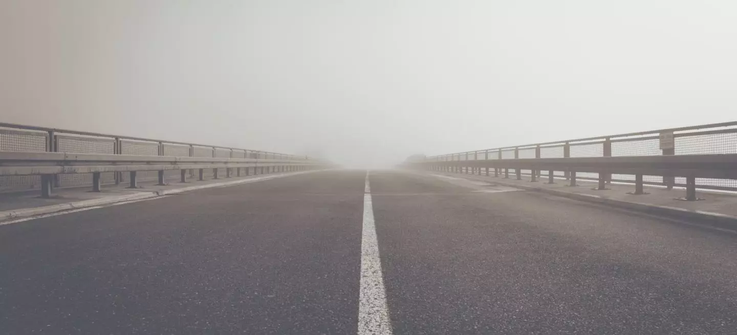 Foogy zonsopgang op snelweg